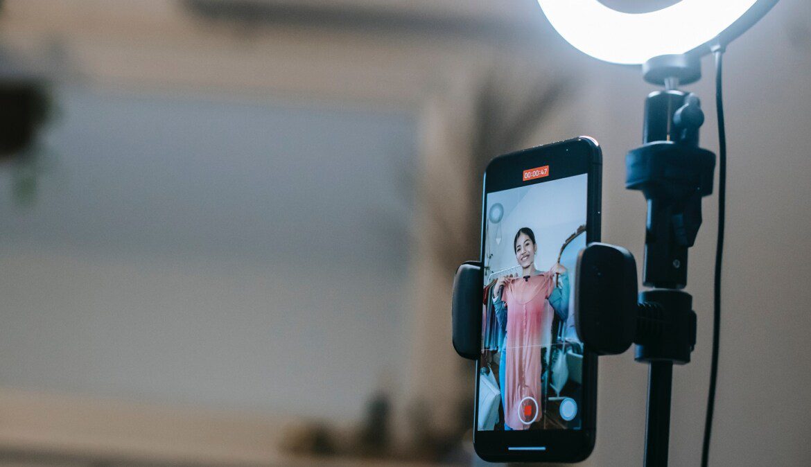 Mobile Video Advertising: Complete Guide & Examples [2022] | Shoutem